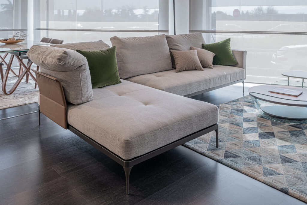 DITRE Divano ADA – Vallatinnocenti • Arredare è un vizio di famiglia